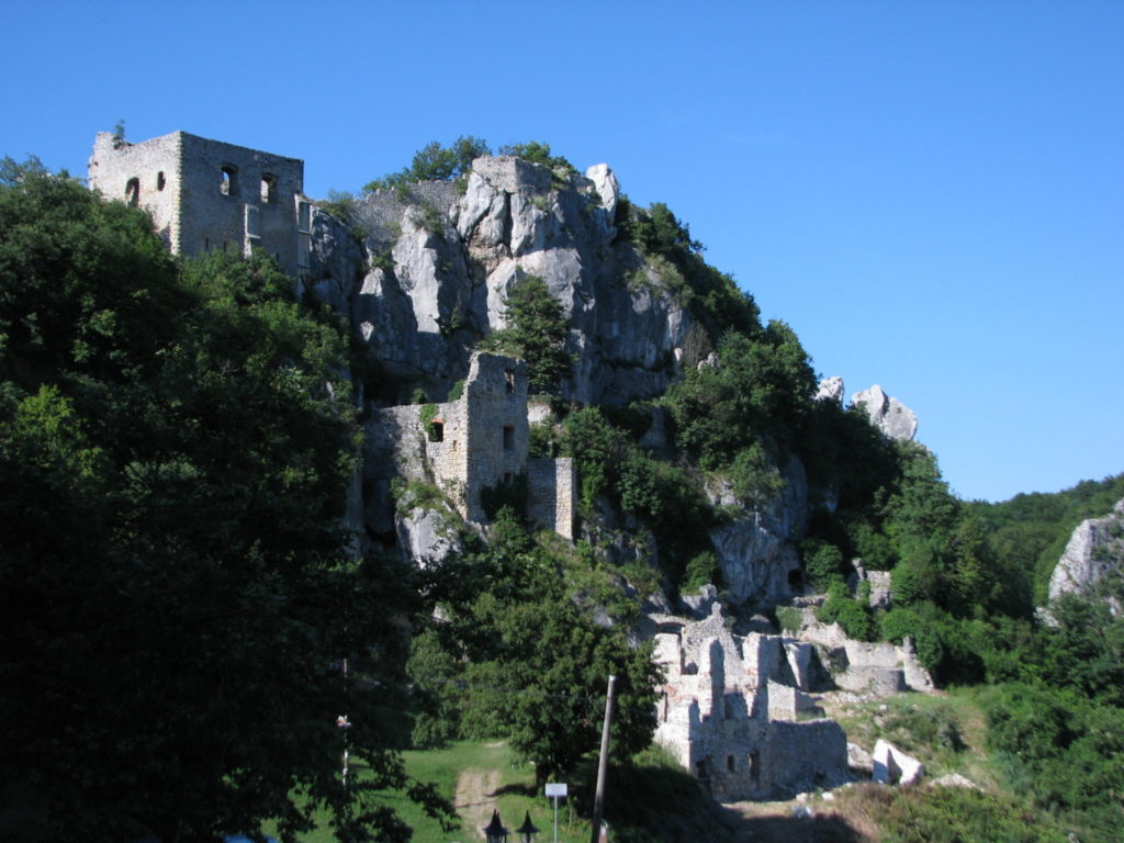 Kalnik - poveznica Zagorja, Prigorja i Podravine - nizak visinom, ali ...