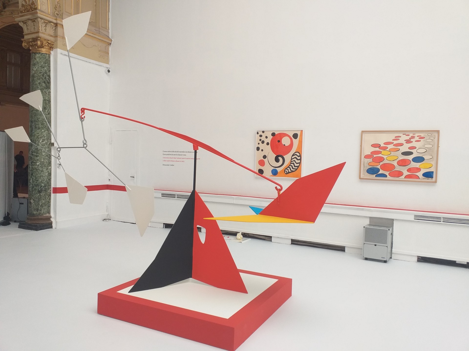 Slavni američki kipar Alexander Calder u Umjetničkom paviljonu u ...