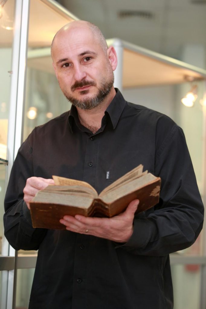 Kolekcionar Siniša Vuković na čakavski preveo cijeli Novi zavjet | HKM