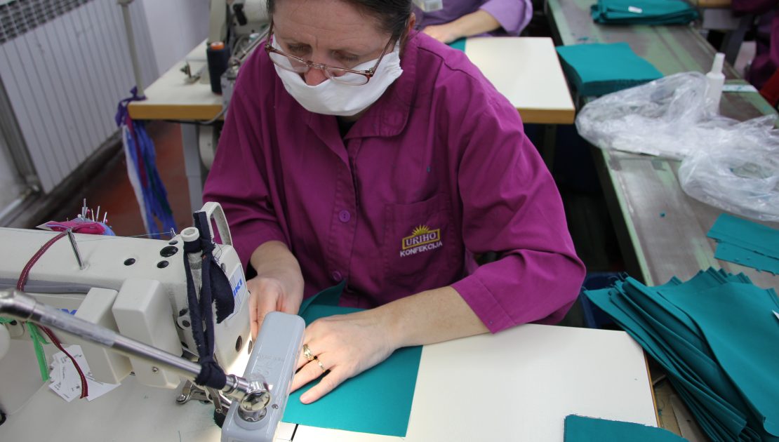 URIHO-ove djelatnice šiju perive pamučne maske | HKM
