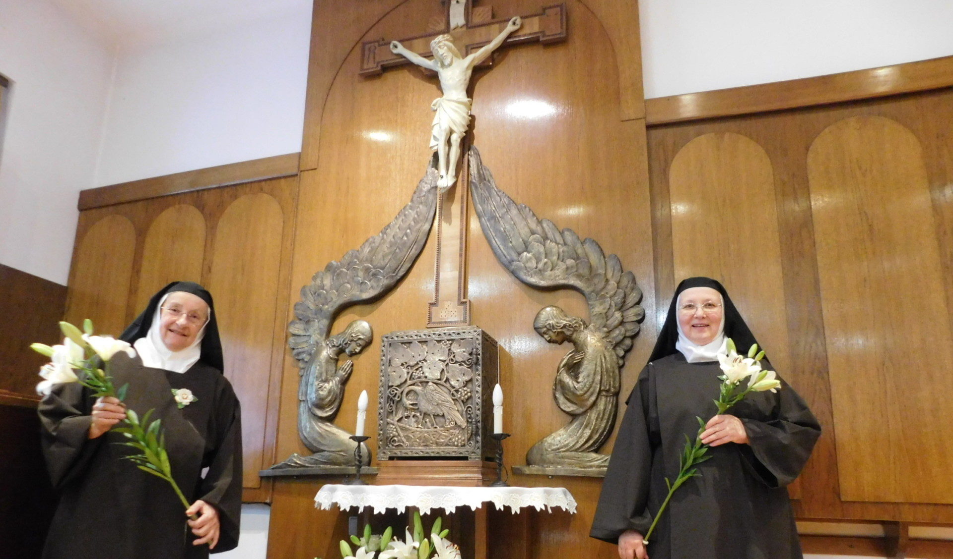 ZLATO STEPINČEVA KARMELA Životi ovih sestara su sklopljene ruke za ...