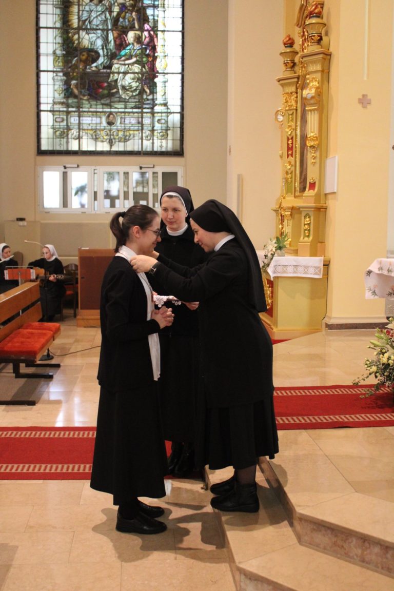 Milosrdne sestre sv. Križa primile četiri nove kandidatice | HKM