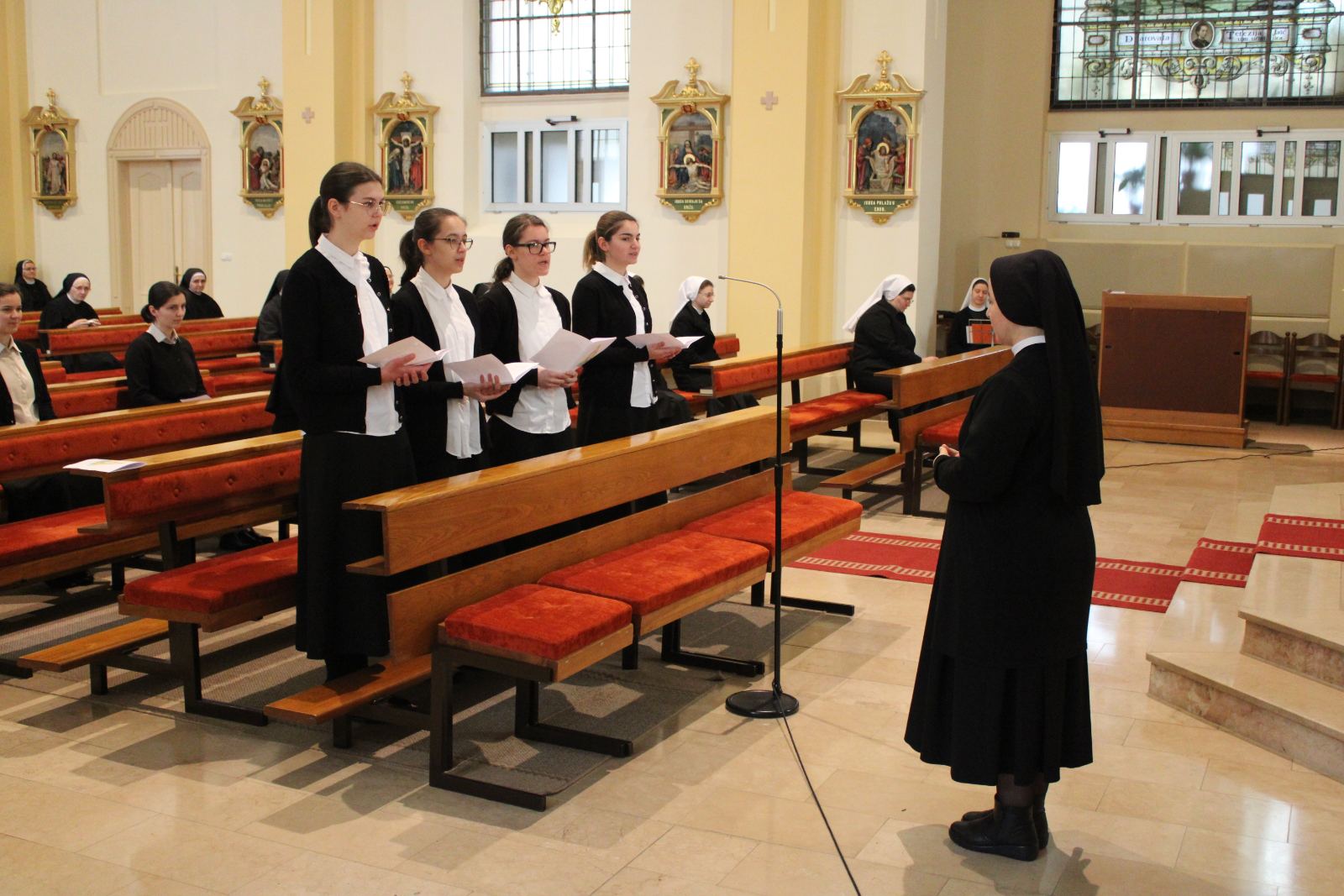 Milosrdne sestre sv. Križa primile četiri nove kandidatice | HKM