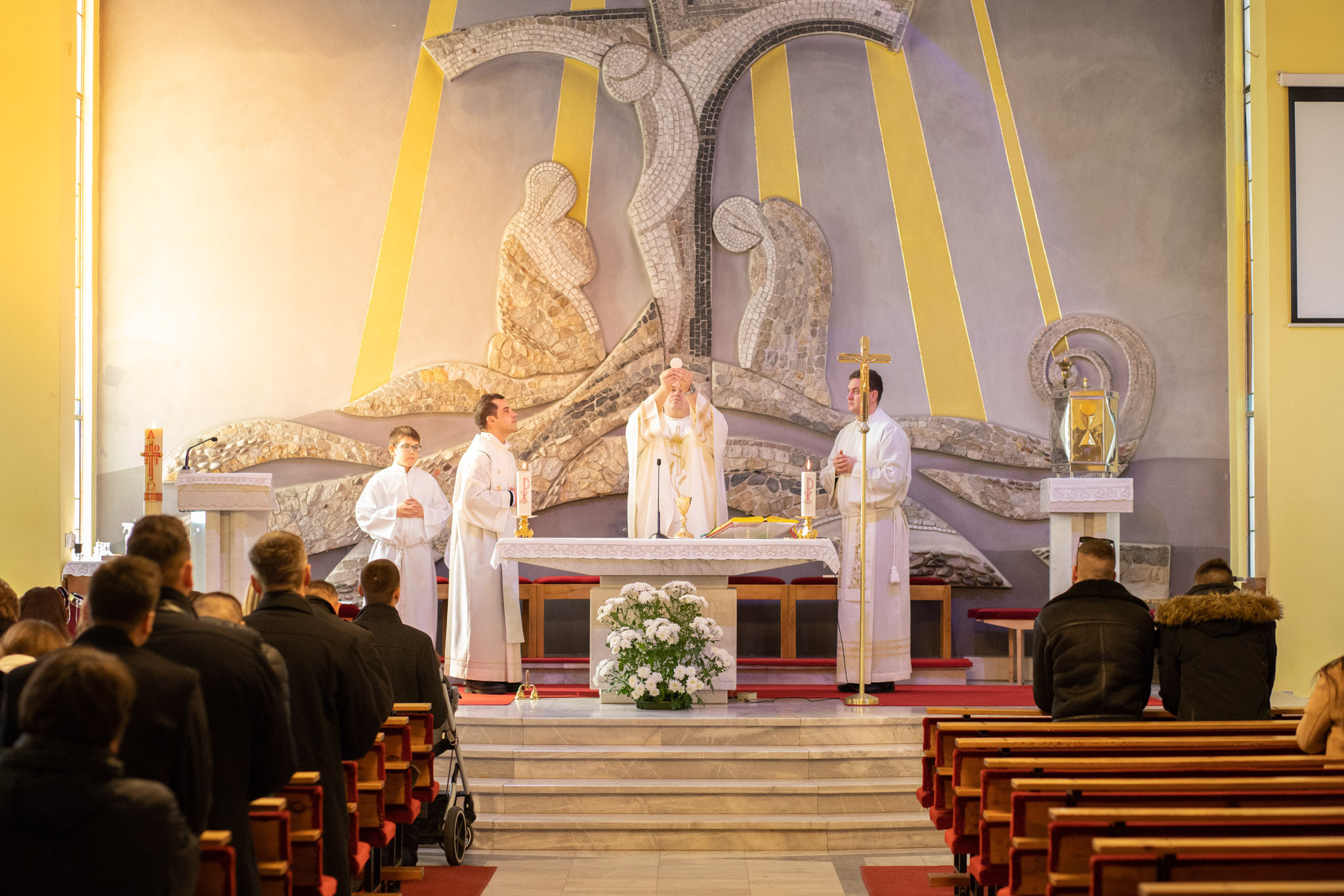 Isus nije ideja, On je živ i prisutan u euharistiji | HKM