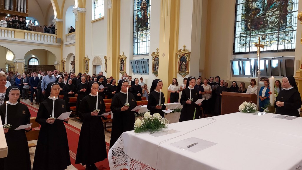 Milosrdne sestre sv. Križa proslavile Prve zavjete | HKM