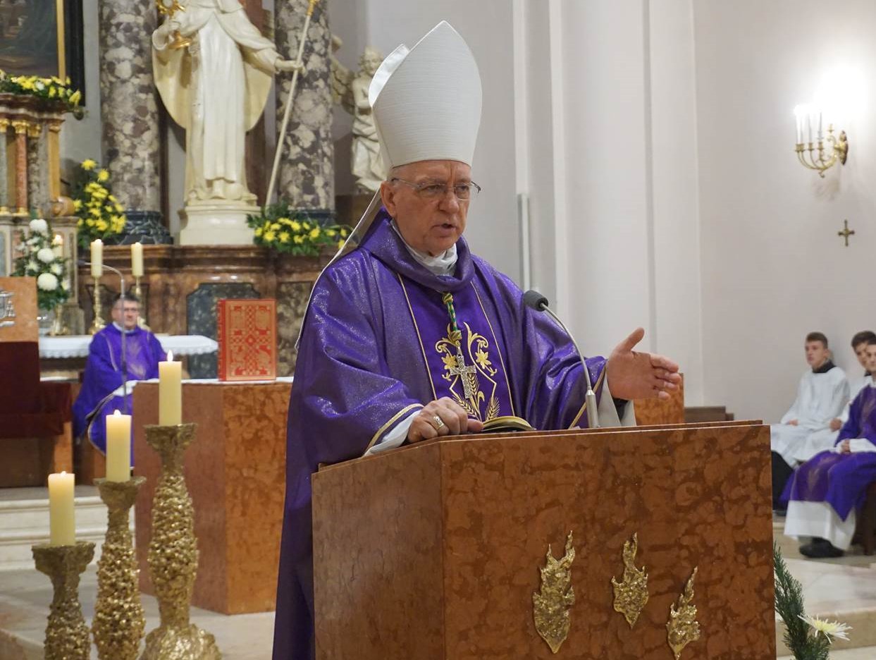 Biskup Škvorčević pozvao na molitvu za žrtve željezničke nesreće kod Novske | HKM