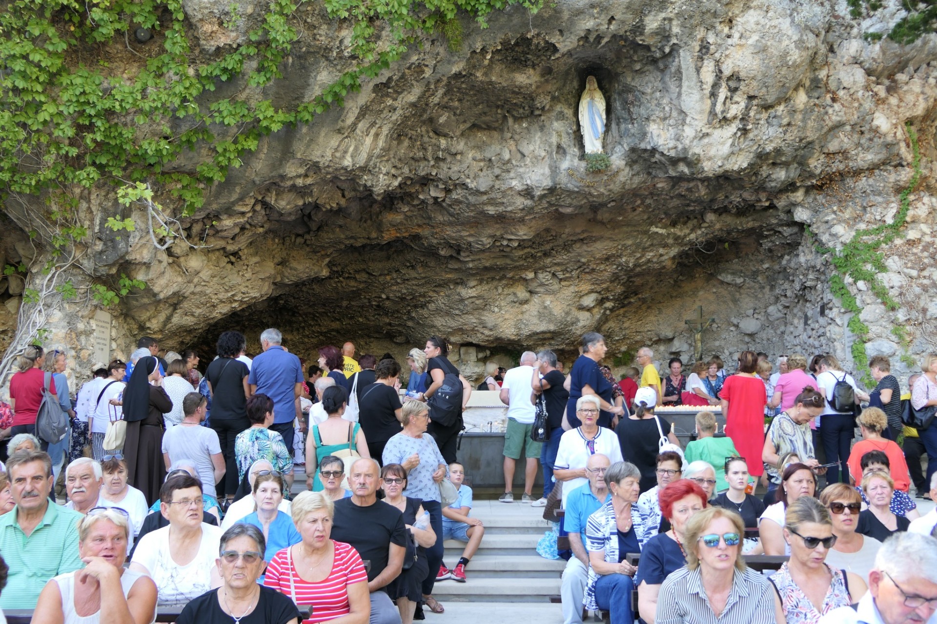 Desetak tisuća vjernika na proslavi Male Gospe u svetištu Vepric | HKM