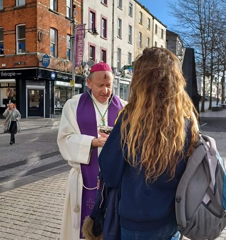 Irski biskup na ulici pepelio vjernike | HKM