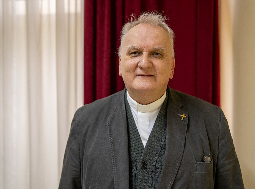 Vlč. Jakov Kajinić: Gdje se Boga ne moli, nema duhovnih zvanja | HKM