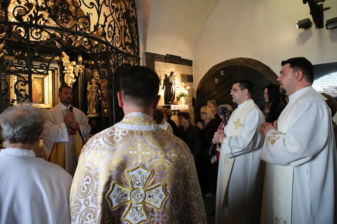 Fra Zlatko Vlahek: Svetište Majke Božje od Kamenitih vrata, jest ...