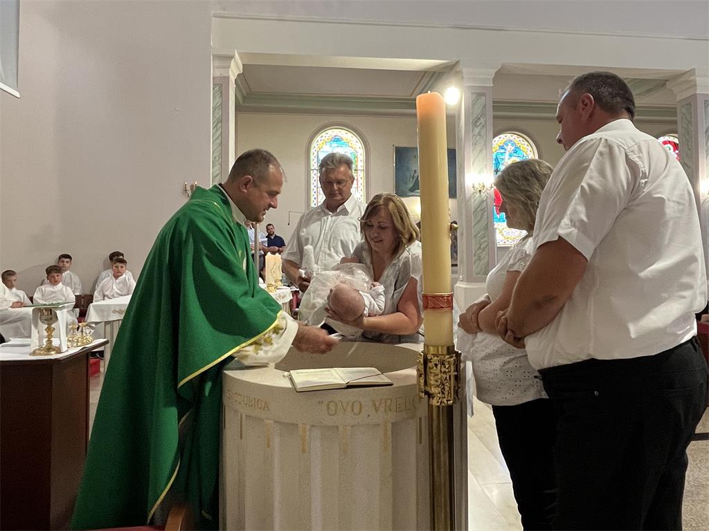 Krštenje petog djeteta obitelji Petrović u Gornjoj Stubici | HKM