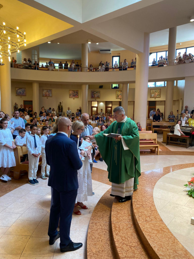 SESVETE Krštenje petog djeteta obitelji Jurić | HKM