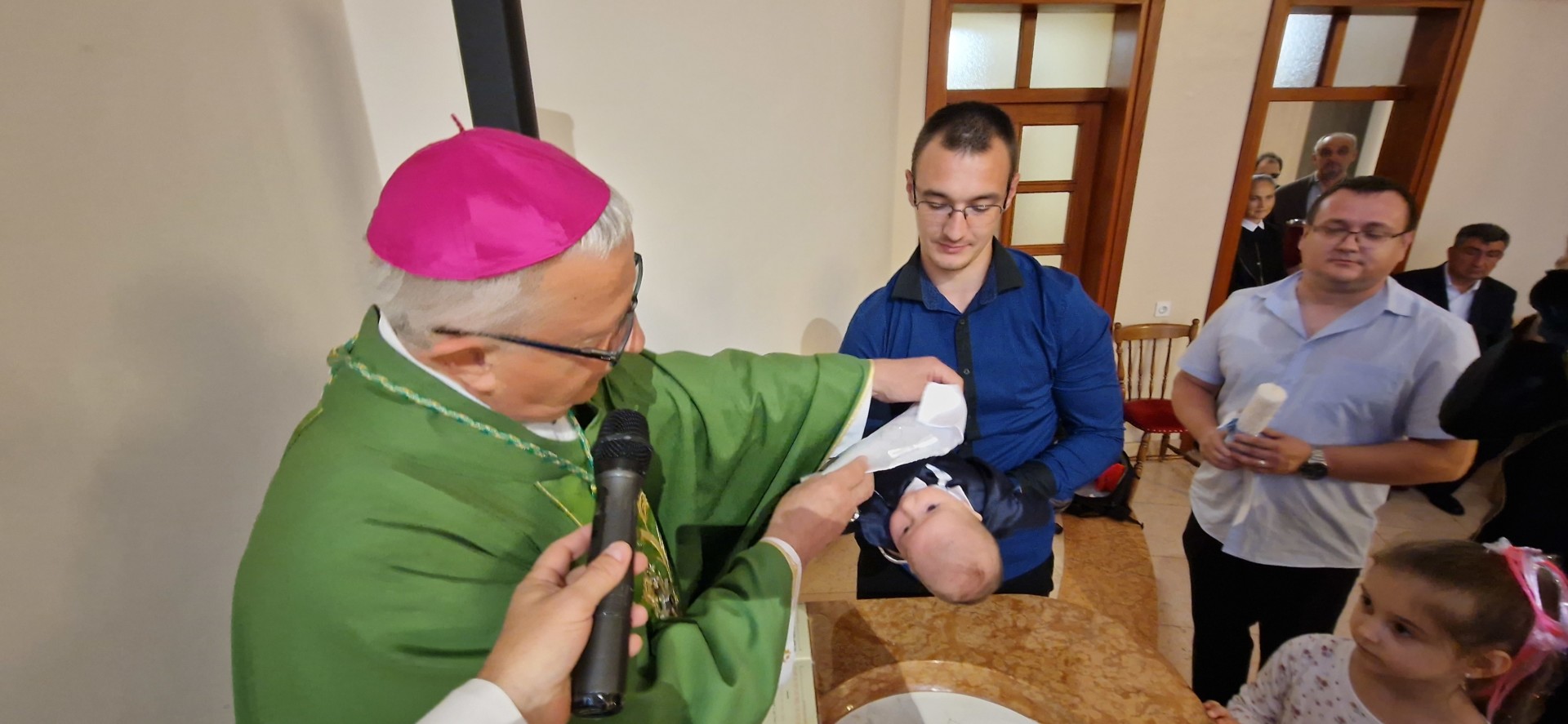 Biskup Gorski krstio peto dijete obitelji Ćorluka u Sesvetama | HKM