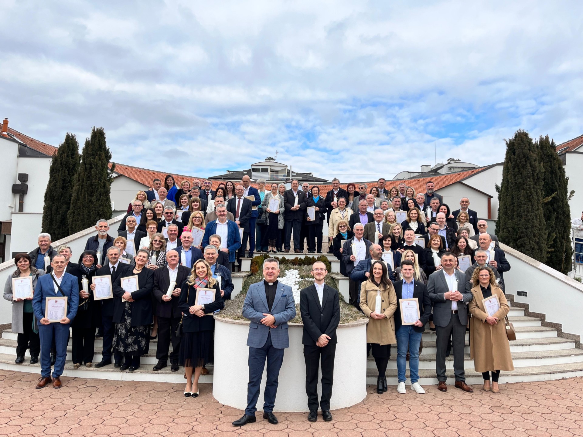 Pedeset bračnih parova obnovilo bračne zavjete u Sesvetama | HKM