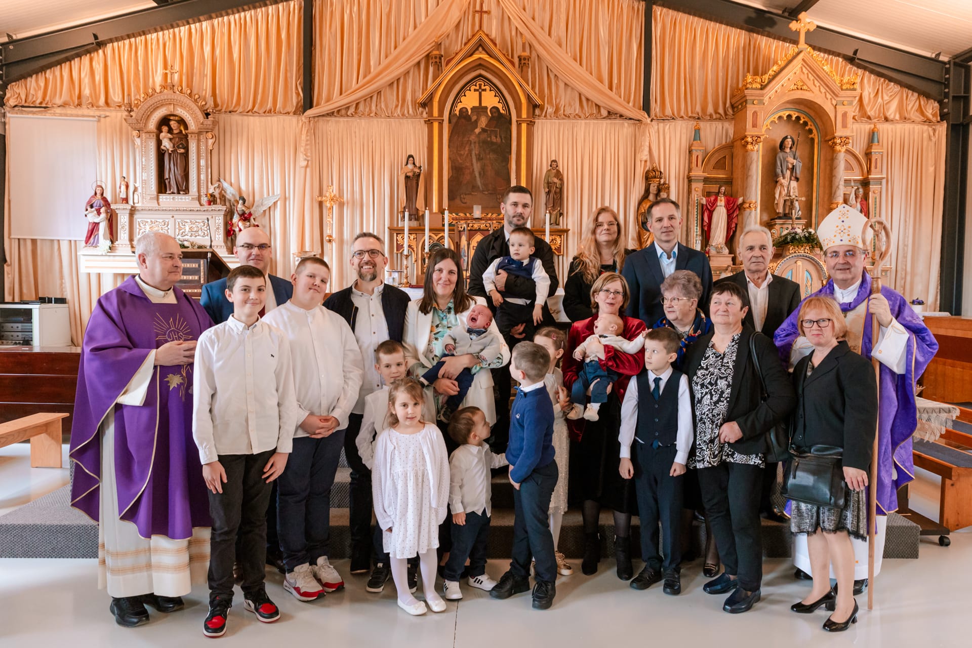 Biskup Šaško krstio peto i šesto dijete u obiteljima u Župi sv. Šimuna ...