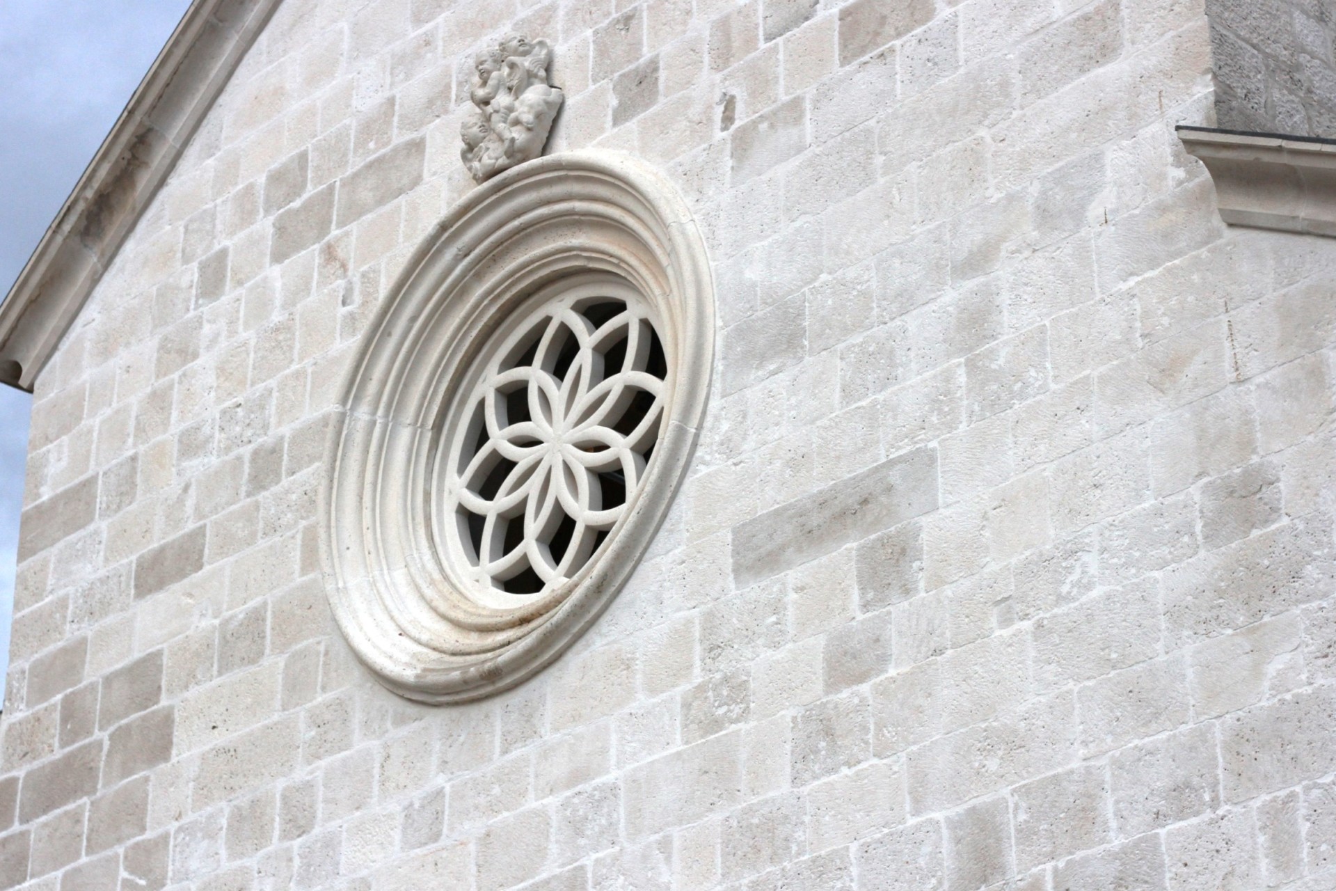 Postavljena kamena rozeta na crkvi Navještenja Marijina u Supetru na ...