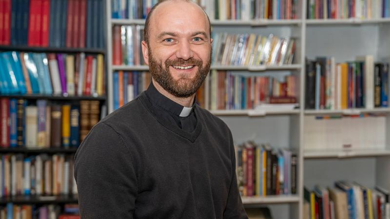 DUHOVNI POZIV Preko ljudi do Crkve i preko Crkve do ljudi, usudite se! | HKM