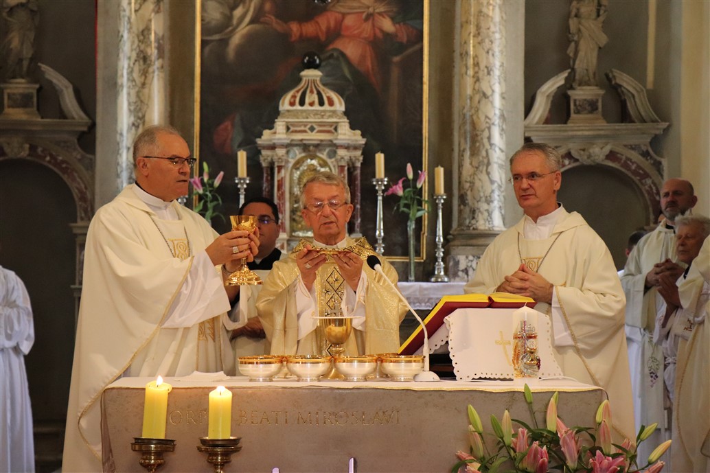 Biskup Ivan Milovan proslavio dijamantni svećenički jubilej | HKM