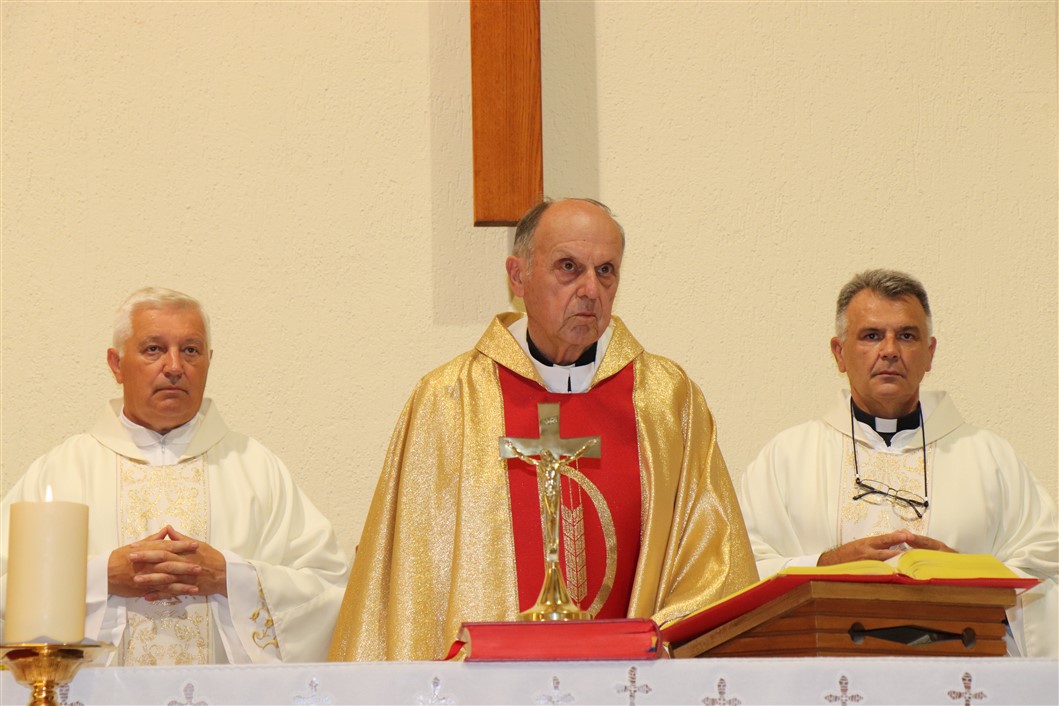 Preč. Milan Mužina proslavio 50 godina svećeništva | HKM