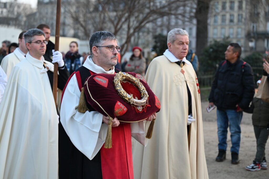 RELIKVIJA TRNOVE KRUNE VRAĆENA U NOTRE DAME Nazočili i Hrvatski ...