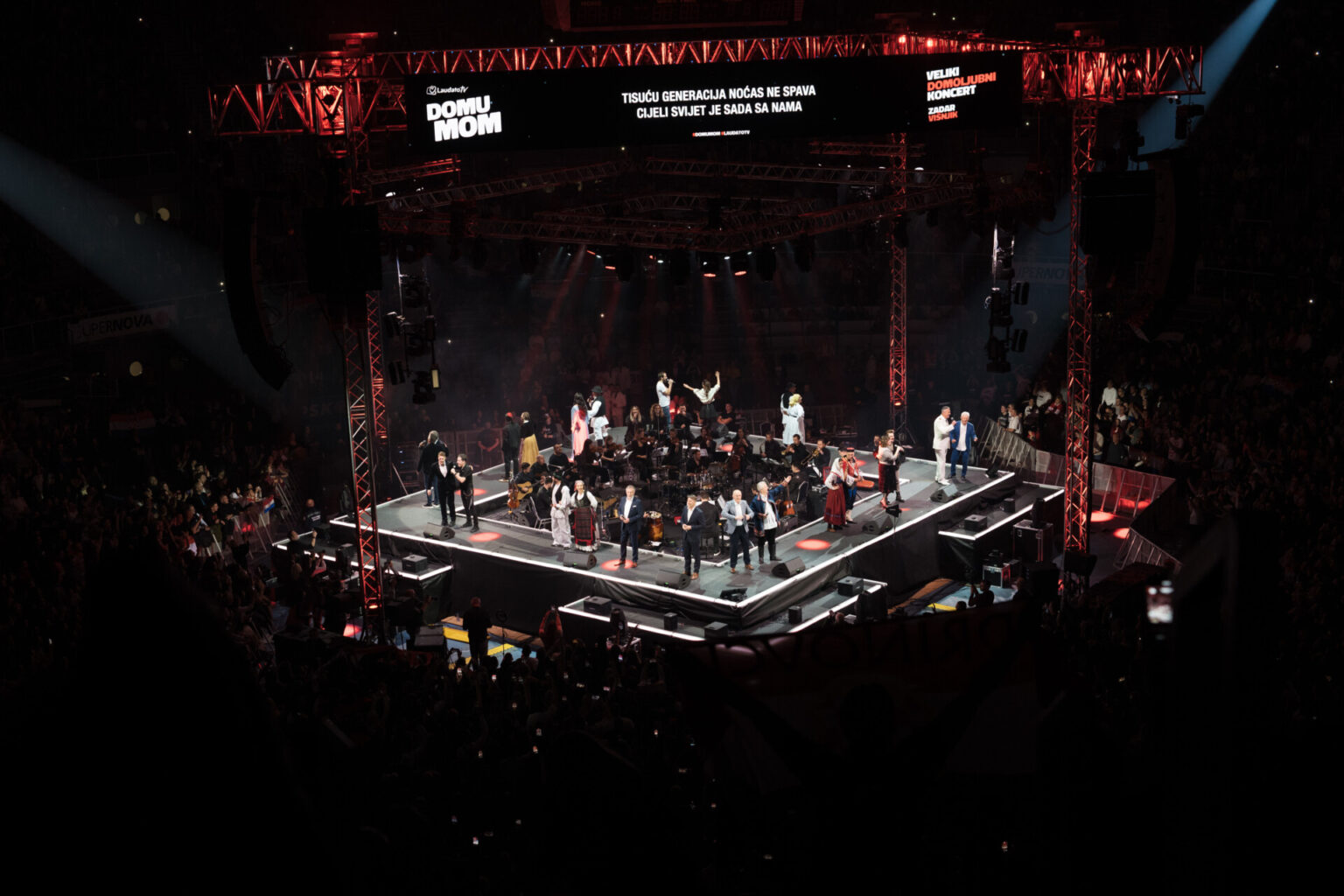 ZADAR Deset tisuća ljudi na velikom domoljubnom koncertu „Domu mom“ | HKM