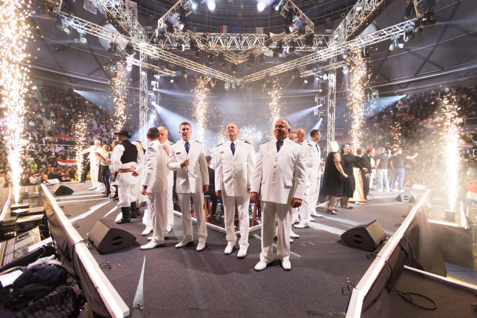 ZADAR Deset tisuća ljudi na velikom domoljubnom koncertu „Domu mom“ | HKM