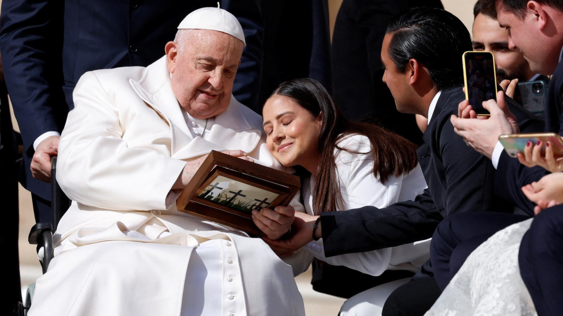 U MOLITVI ZA PAPU Papa Franjo je dirnut brojnim porukama suosjećanja i ...
