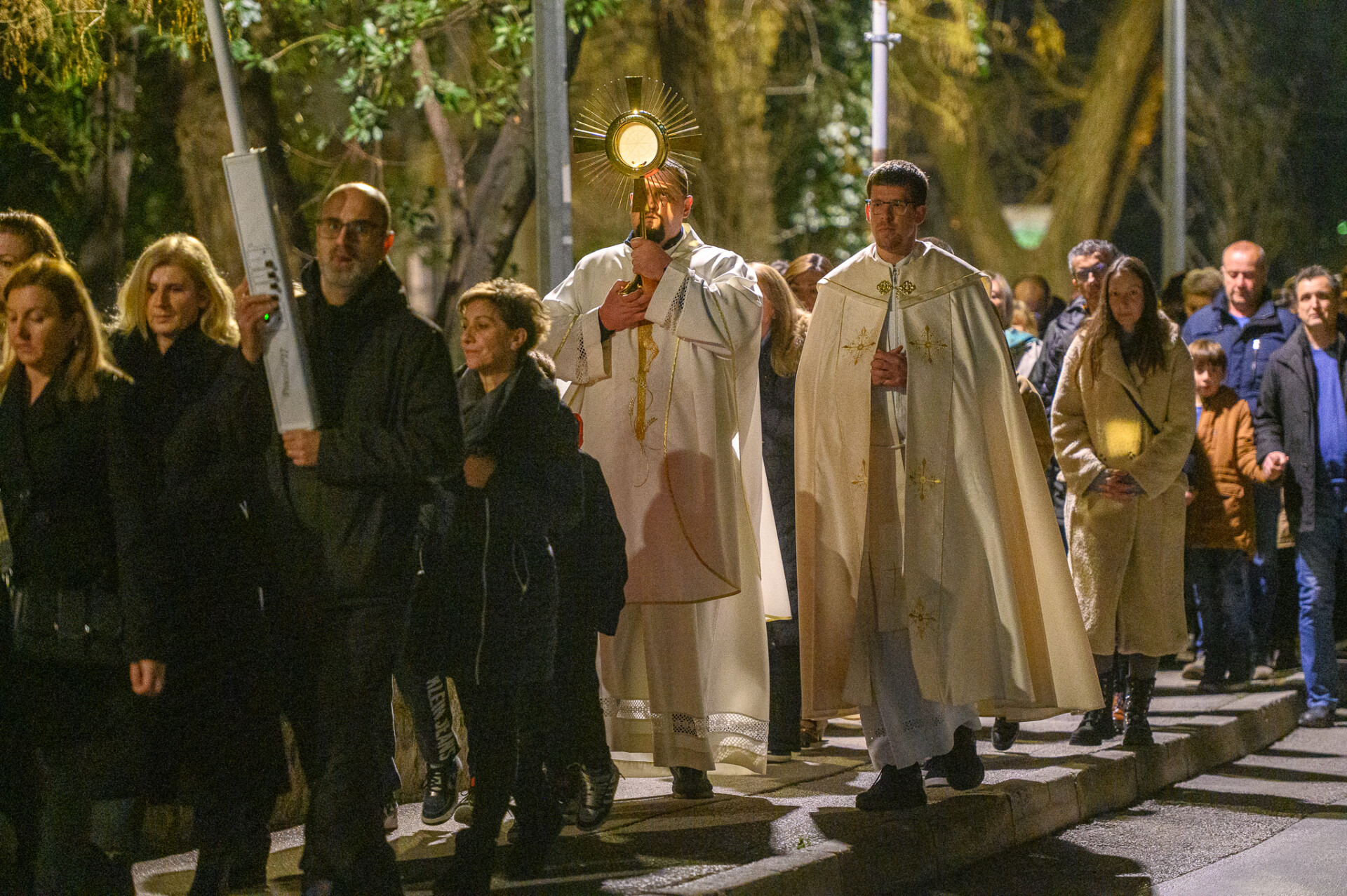 VELIK ODAZIV U Trogiru počelo trajno euharistijsko klanjanje | HKM