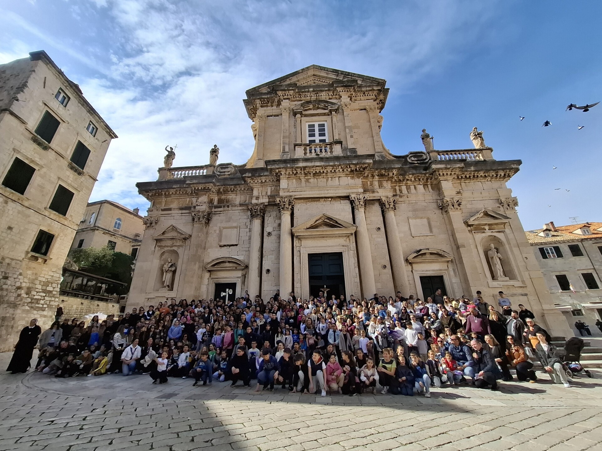 MALA SRCA U VELIKOJ MOLITVI Dječji križni put okupio stotine mališana | HKM