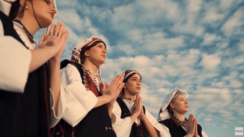 Djevojke iz Hercegovine koje njeguju tradicionalno pjevanje: Poslušajte ...