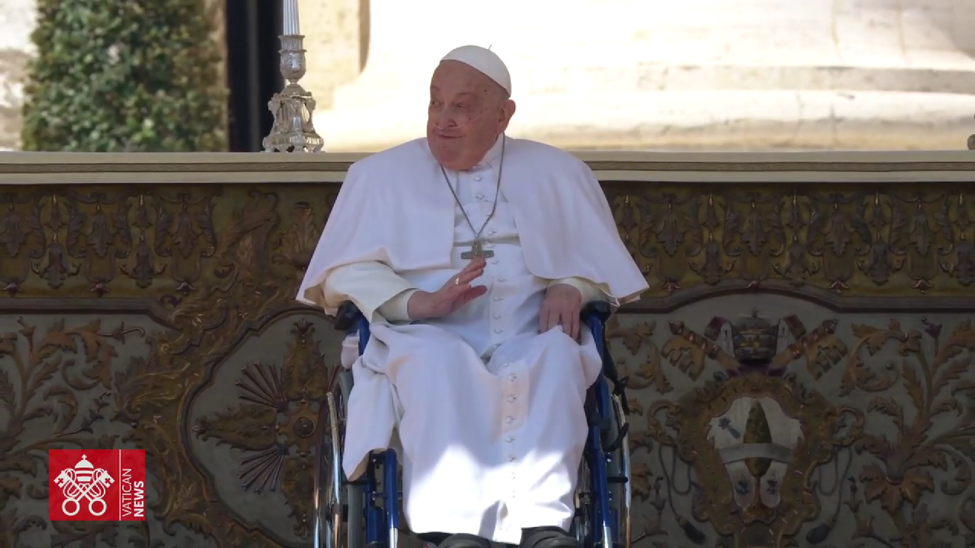 VIDEO Papa se pomolio na grobu sv. Pija X. i iznenadio vjernike u bazilici sv. Petra | HKM