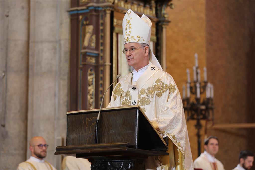 Nadbiskup Kutleša: „U ovoj ranjenoj, ali živoj katedrali, božićna priča ...