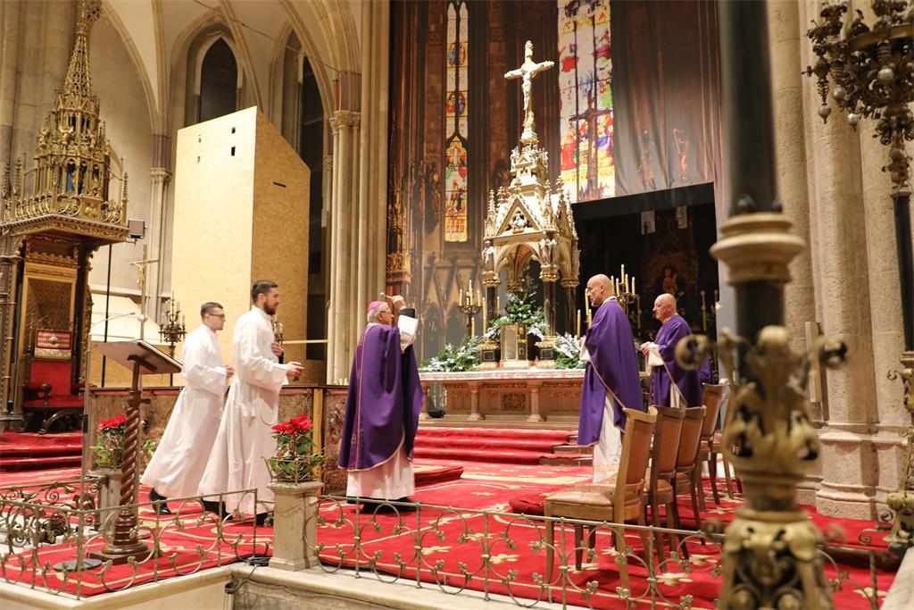 Biskup Gorski blagoslovio zagrebačku katedralu i slavio prvu misu | HKM