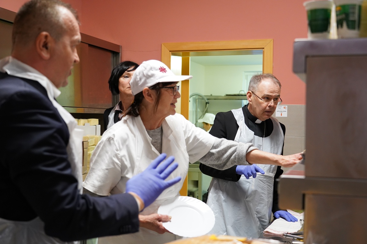 Varaždinski biskup na Badnjak posluživao korisnike pučke kuhinje | HKM